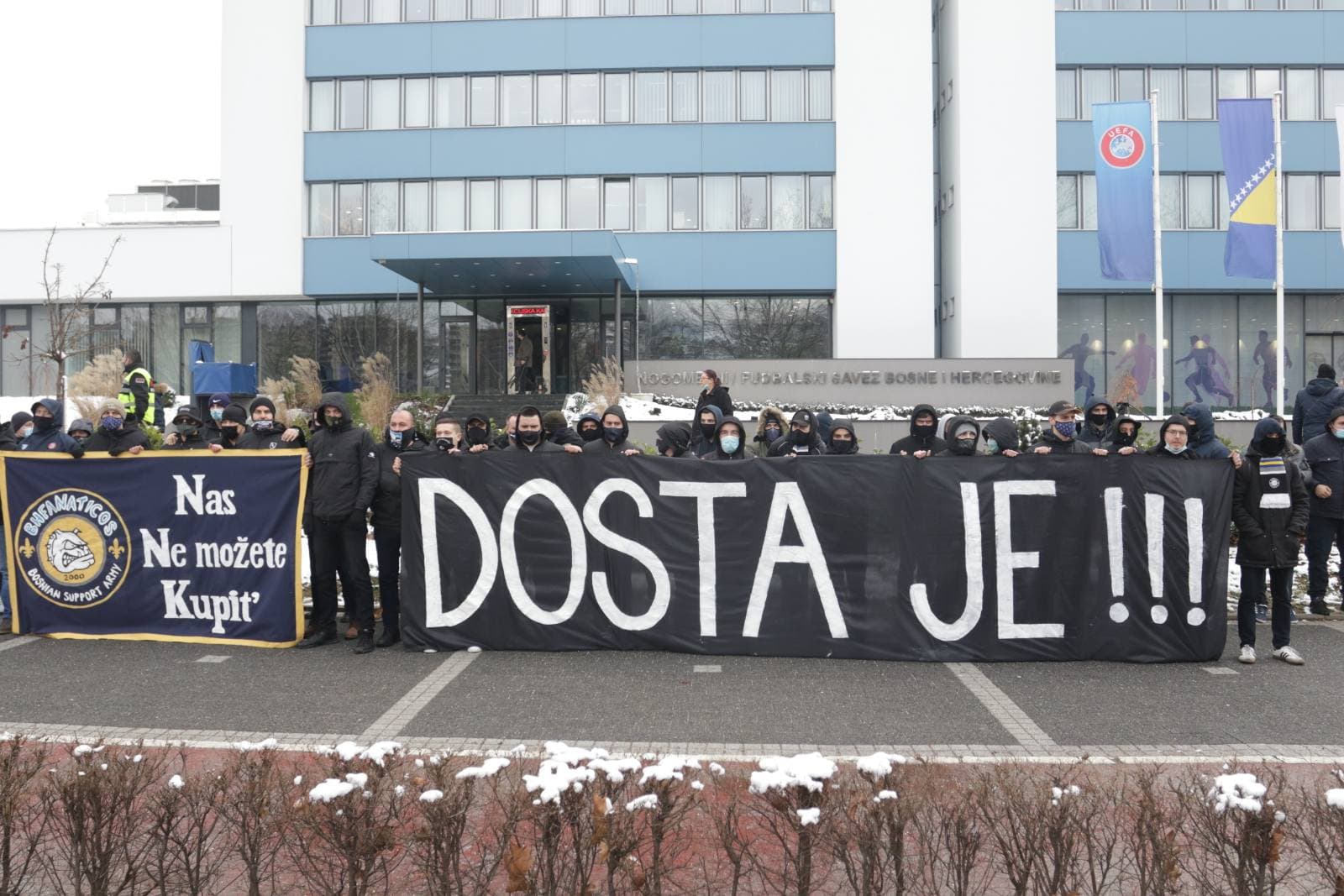 Navijači se okupili ispred NS BiH: Nas ne možete kupiti - TIP.ba