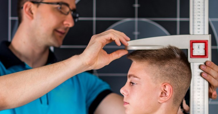 Ljudi su sve viši i ranije ulaze u pubertet, znanstvenici otkrili zašto ...