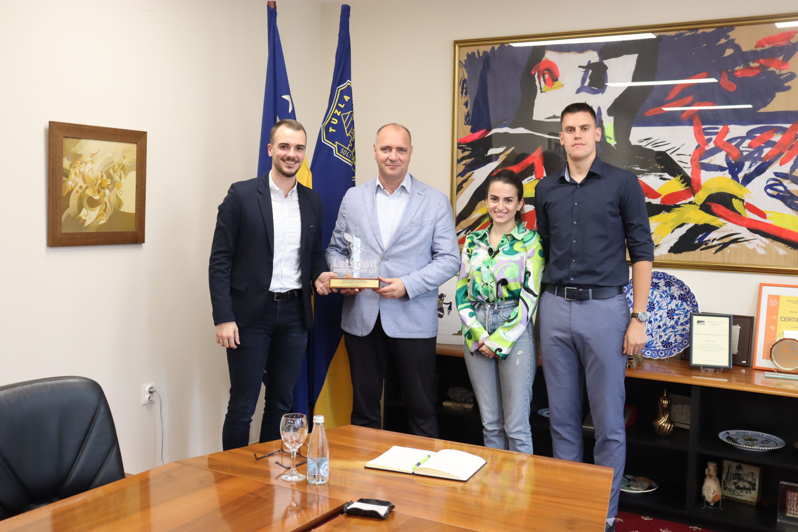 Priznanje Gradu Tuzli za podršku projekta „Let’s Do It Tuzla“ - TIP.ba