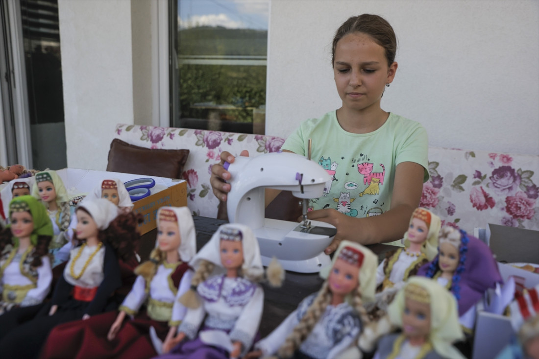 TIP.ba | Foto/”Bosnian Barbie”: Esmine lutke odjevene u bosansku narodnu nošnju