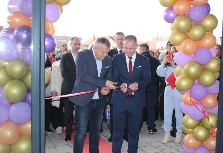 Foto: U Živinicama otvoren novi tržni centar ARENA, zaposleno više od ...
