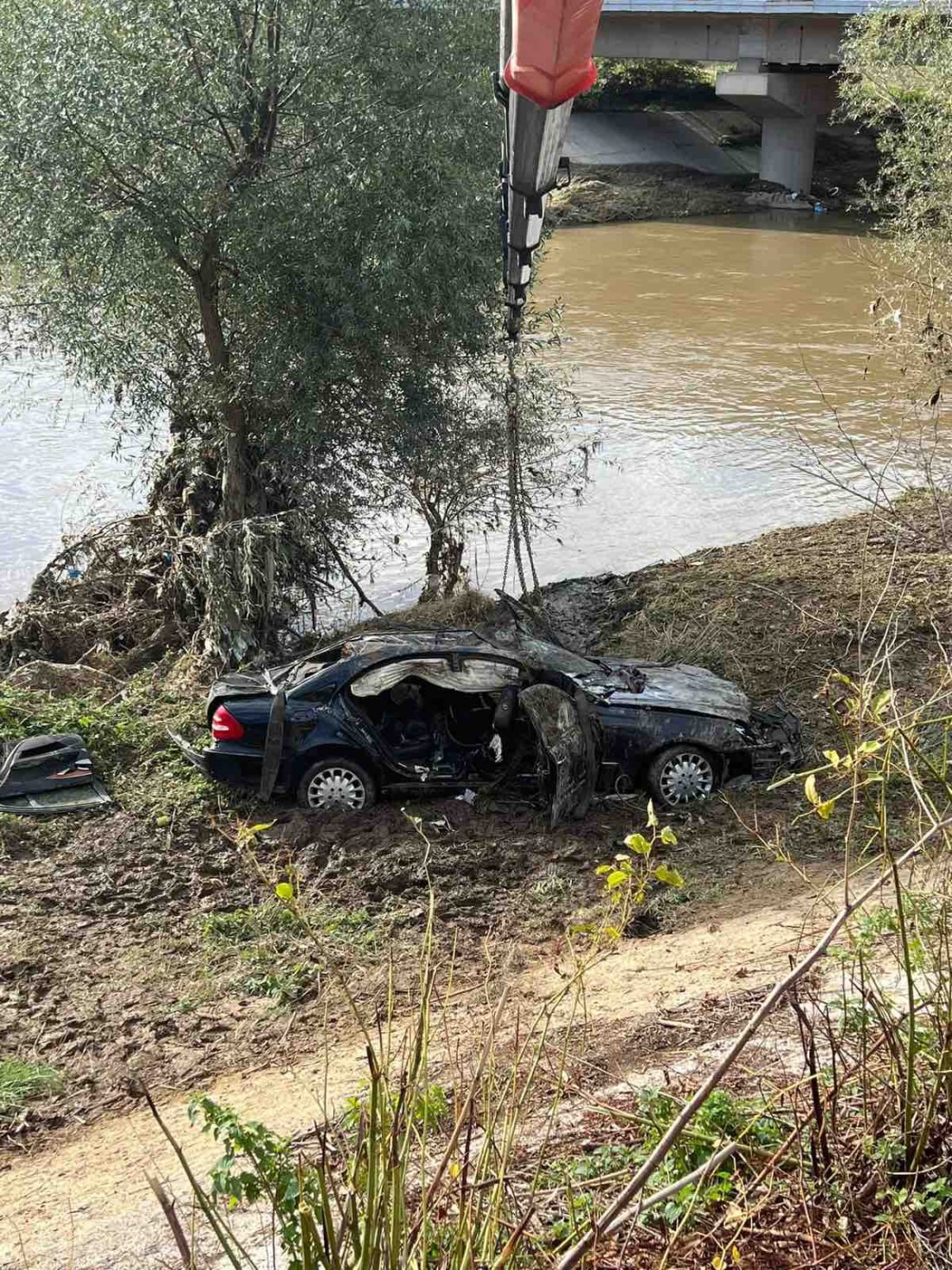 Četiri mlade osobe poginule u slijetanju vozila u rijeku kod Visokog - TIP.ba