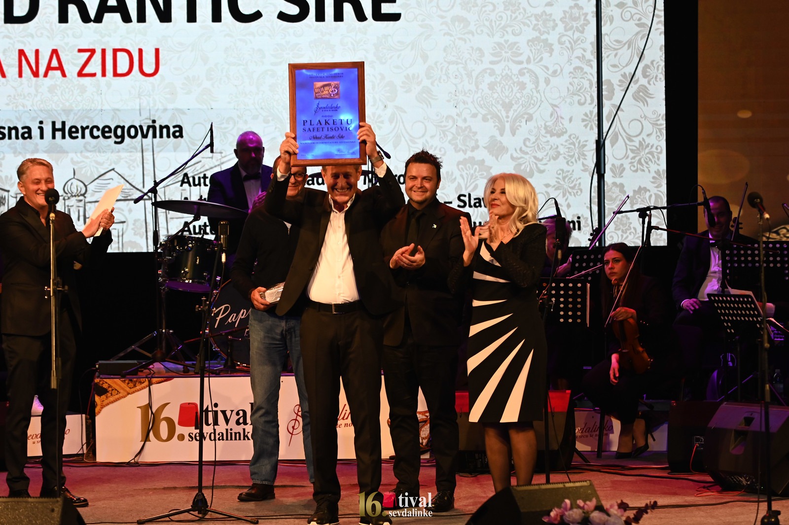Foto: Festival sevdalinke u Tuzli: Nihad Kantić Šike osvajač Plakete ...