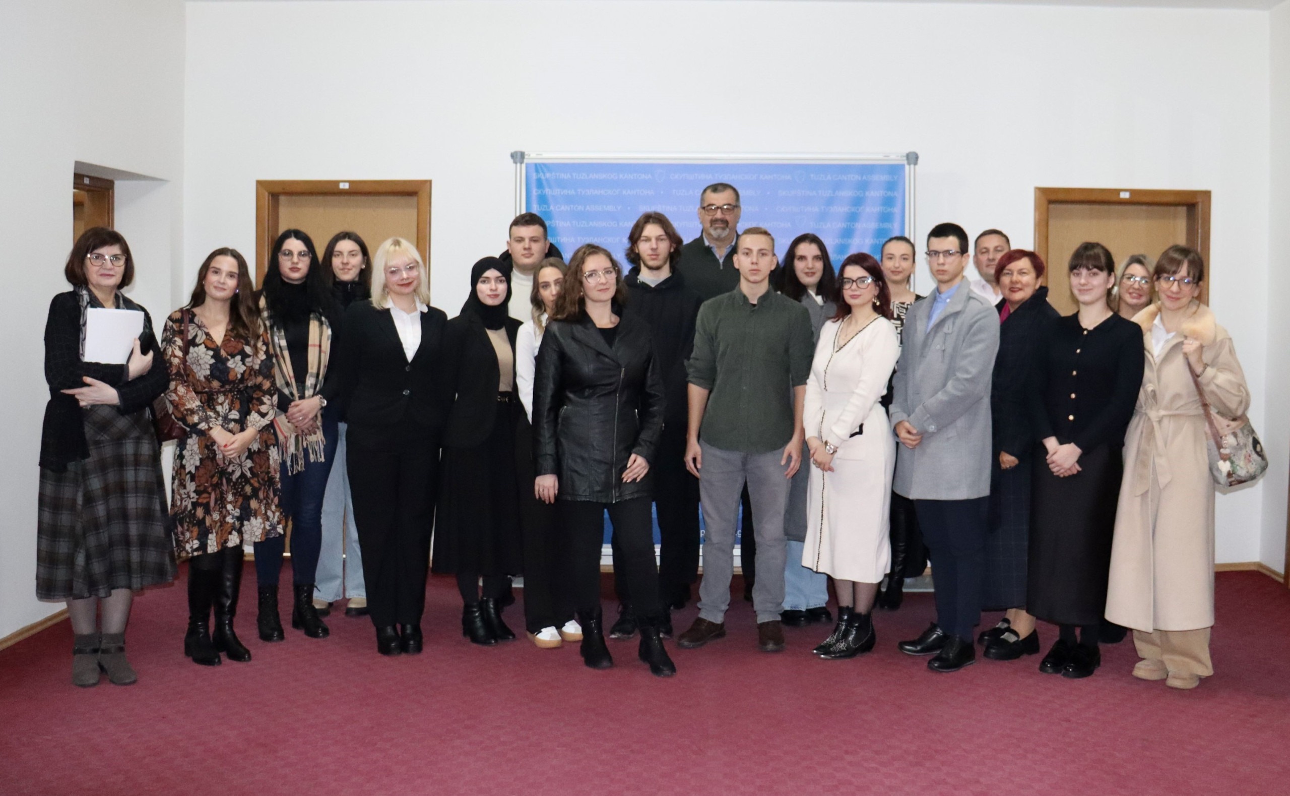 Foto: Studenti Filozofskog fakulteta Univerziteta u Tuzli posjetili Skupštinu Tuzlanskog kantona ...