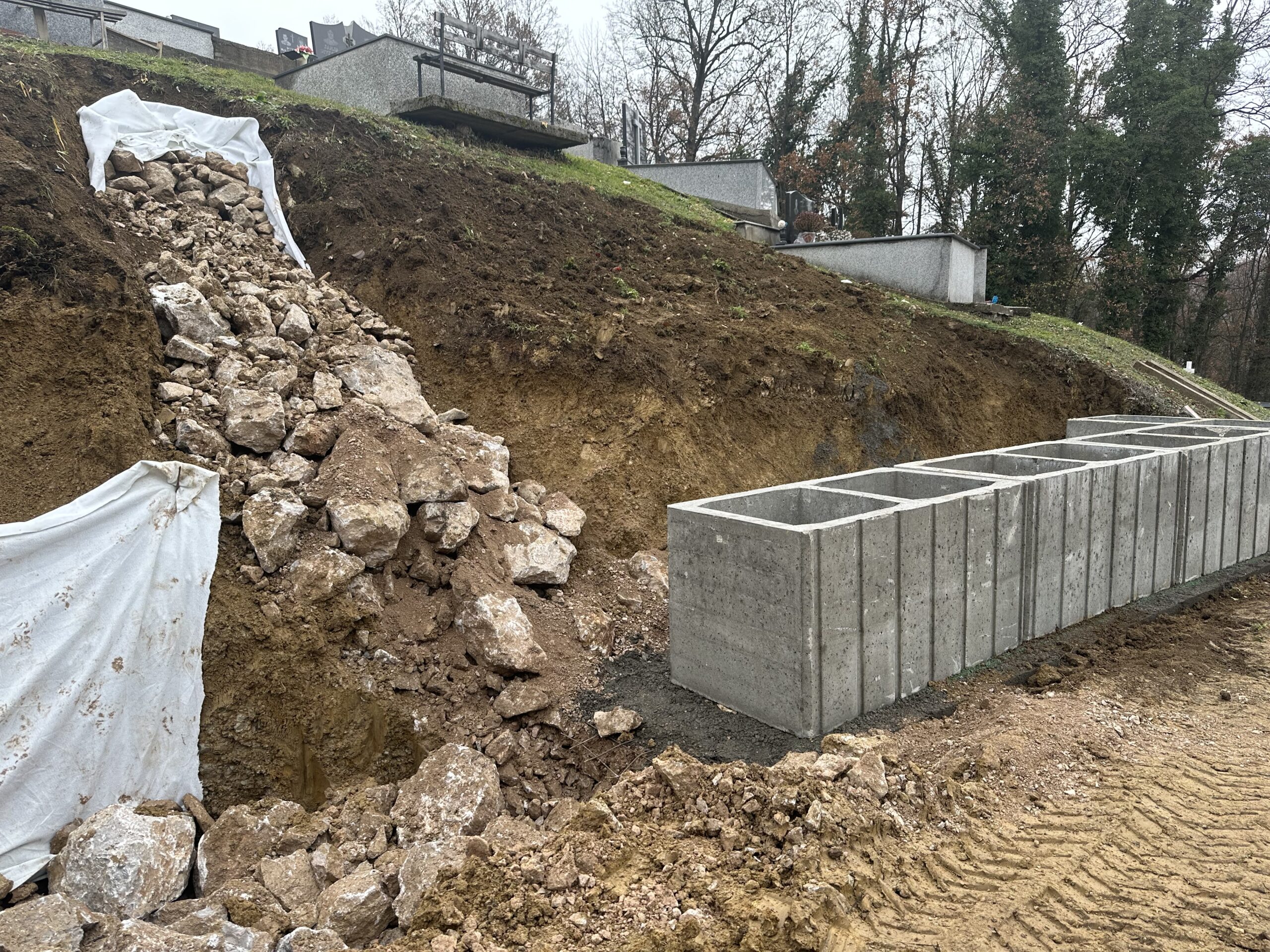 Foto: Grad Tuzla nastavlja sa interventnim sanacijama klizišta - TIP.ba