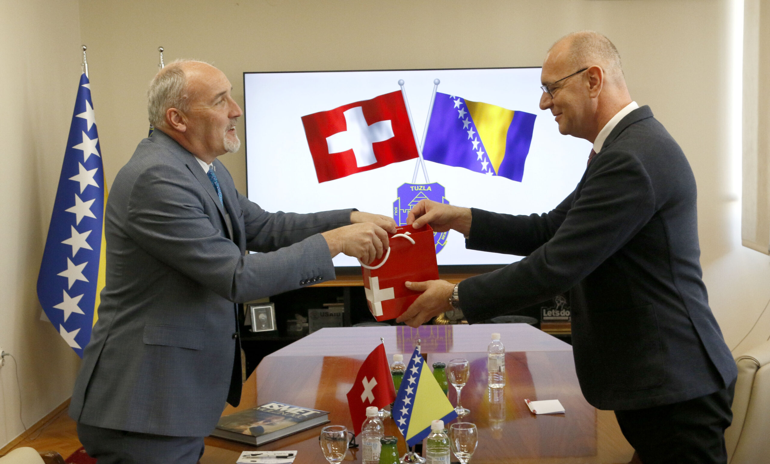 Foto: Gradonačelnik Lugavić ugostio ambasadora Švicarske u BiH Gabriele ...