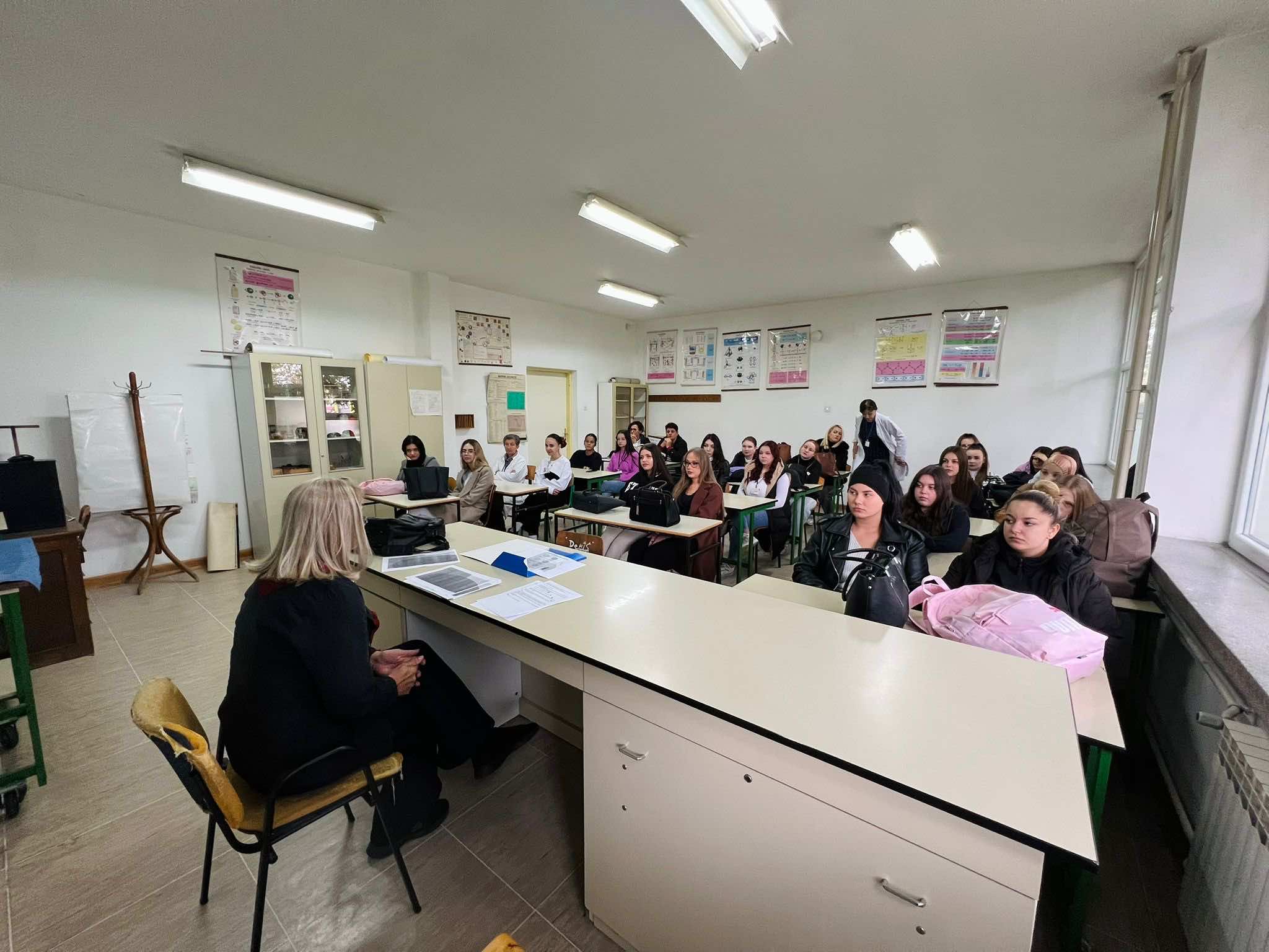 Dom zdravlja Tuzla: Mjesec borbe protiv karcinoma dojke; Edukativna predavanja u školama - TIP.ba