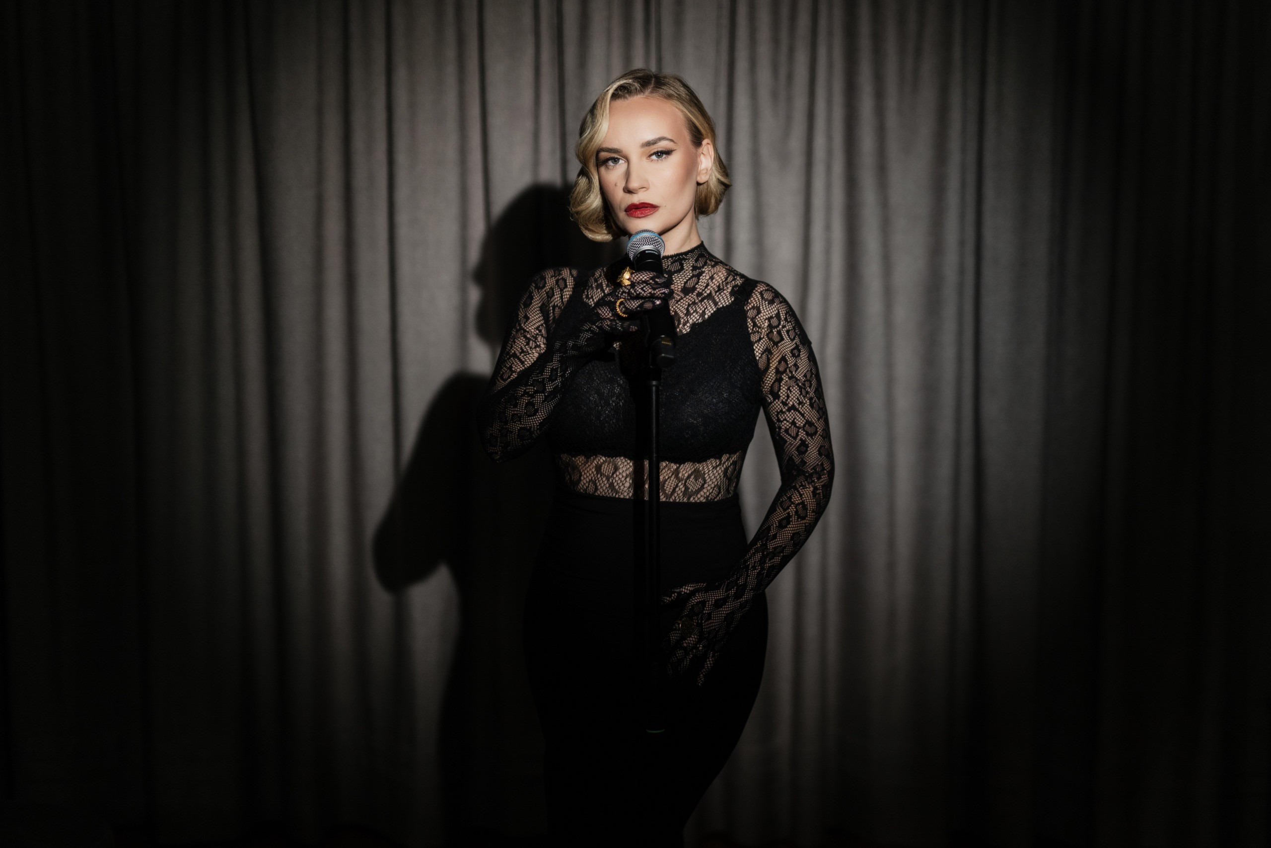 Video: Šejla Zonić objavila drugu pjesmu sa albuma “Univerzum” – “Hej, kafano, ti si žena” - TIP.ba